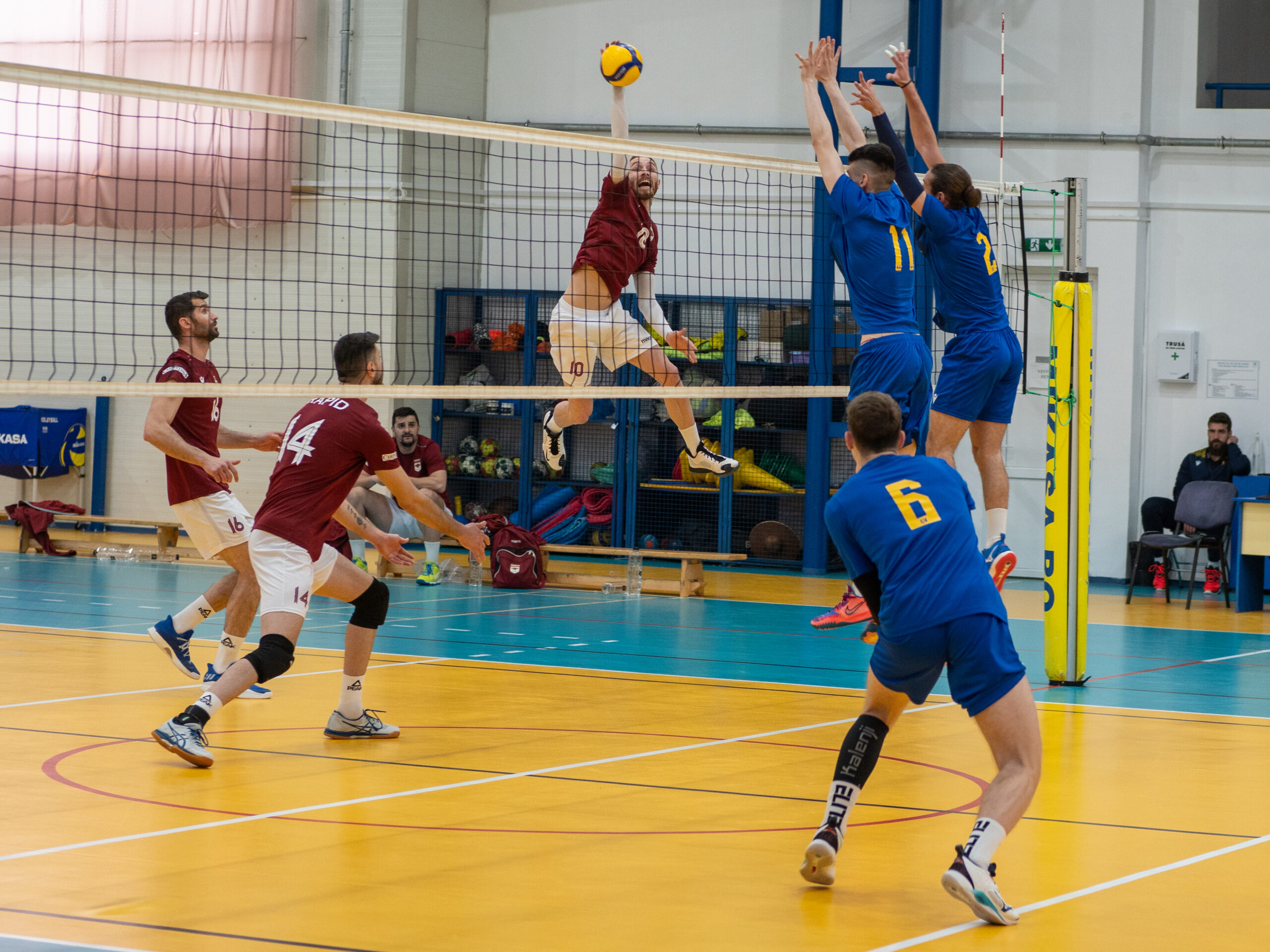 VOLEIUL JOACĂ ACASĂ! - csu-uvt.ro